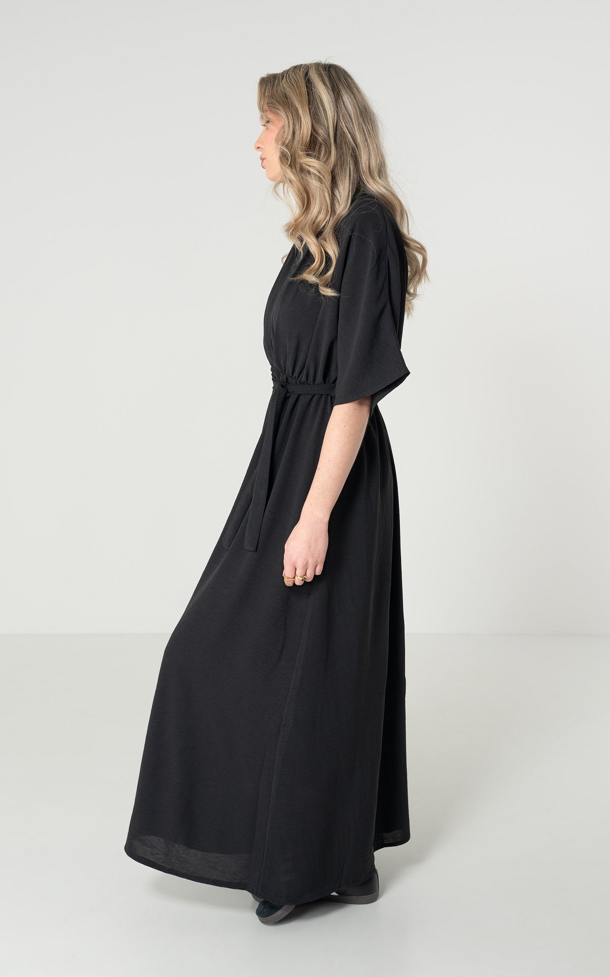 Maxi jurk met korte mouwen - Zwart | Guts & Gusto